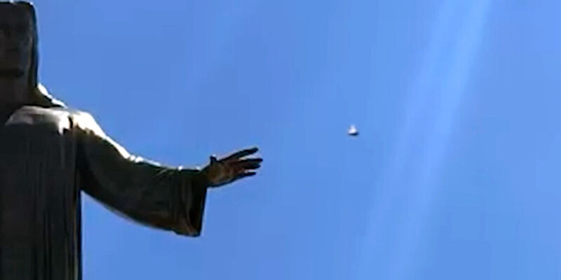 НЛО изнад статуе Исуса у Мексику.